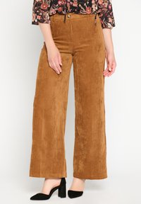 LolaLiza WIDE - Trousers - camel ginger/camel - Zalando