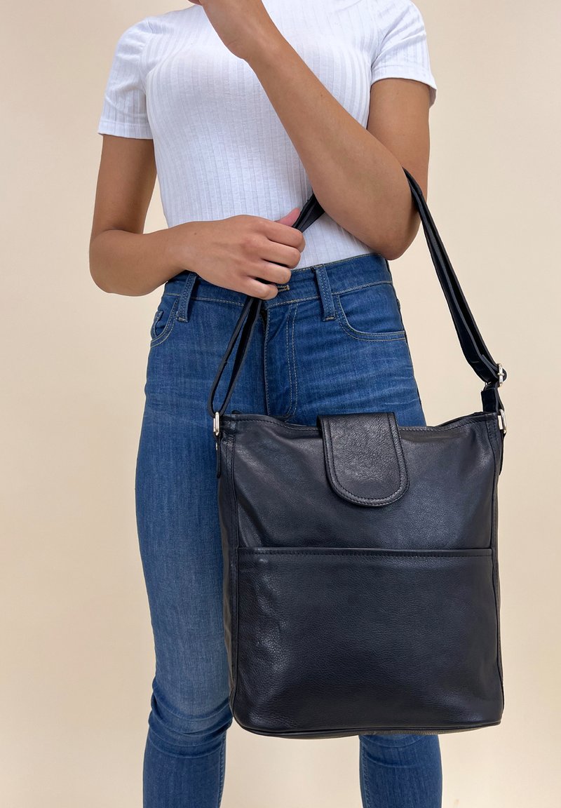 Gusti Leder STEFFI - Handtasche - schwarz - Zalando.at