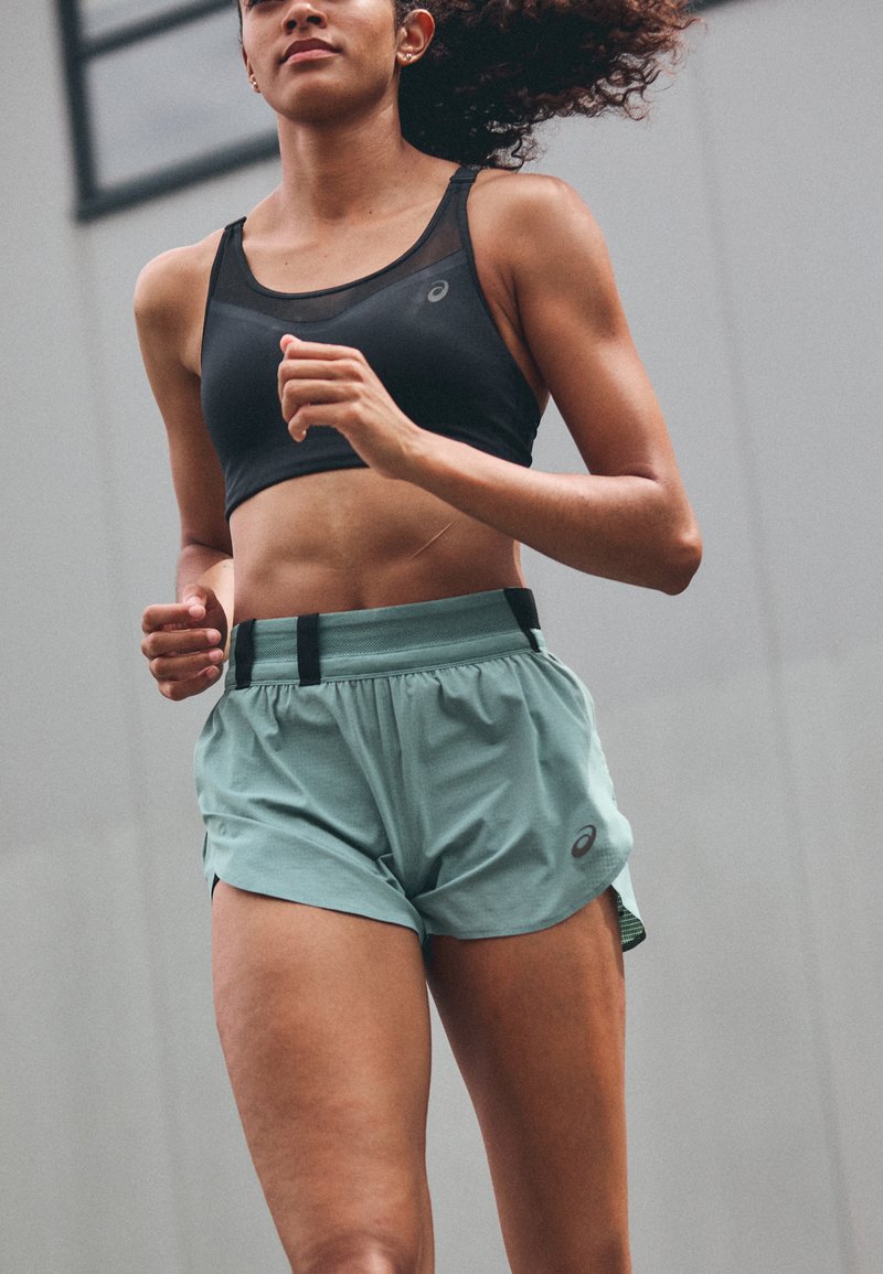 ASICS METARUN SPLIT SHORT - Korte broeken - celadon/lichtblauw - Zalando.be