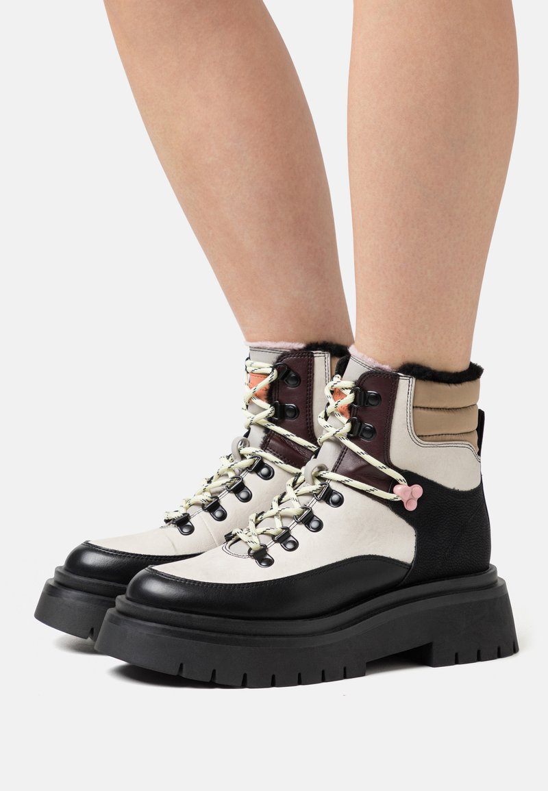 Pepe Jeans QUEEN FUNNY - Platåstövletter - mousse/offwhite - Zalando.se