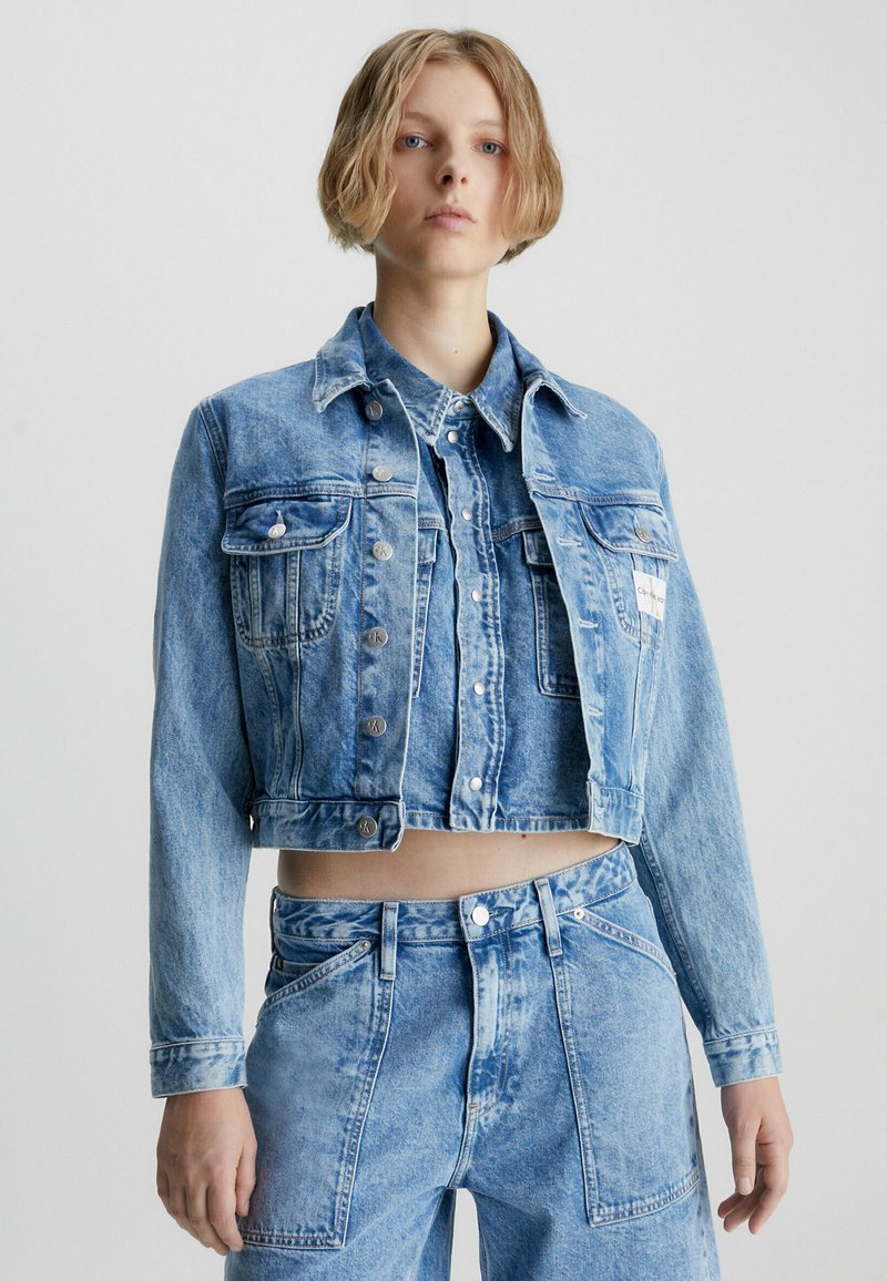 Calvin Klein Jeans CROPPED - Spijkerjas - denim light/blauw denim ...