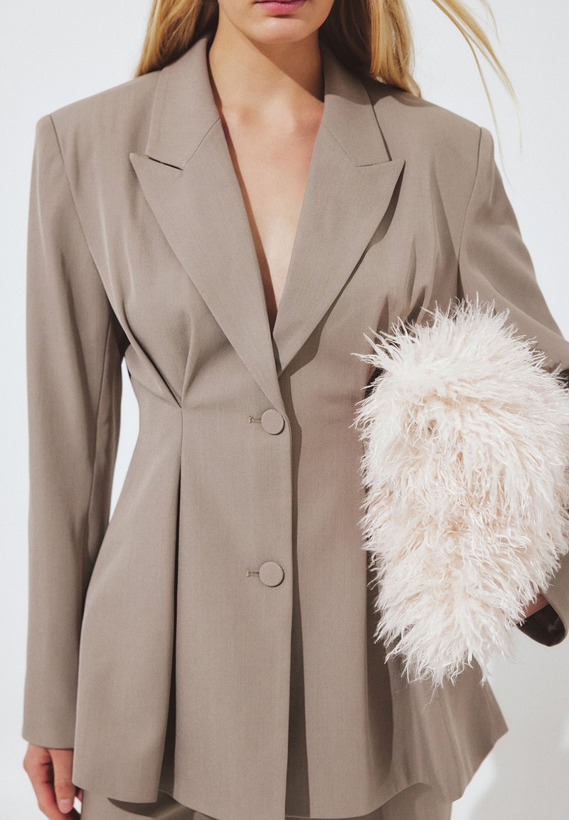 NA-KD Bleizers - light taupe/pelēkbrūns - Zalando.lv