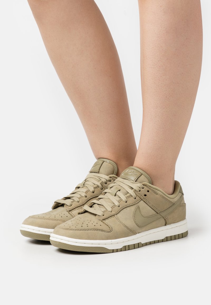 Nike Sportswear DUNK - Sneakers laag - neutral olive/sail/beige ...