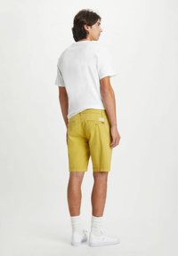 Levi's® Shorts - redmond star white/gelb - Zalando.at