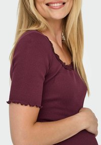 ONLY MATERNITY OLMXENA - Sukienka etui/ciemnoczerwony melanż - Zalando.pl