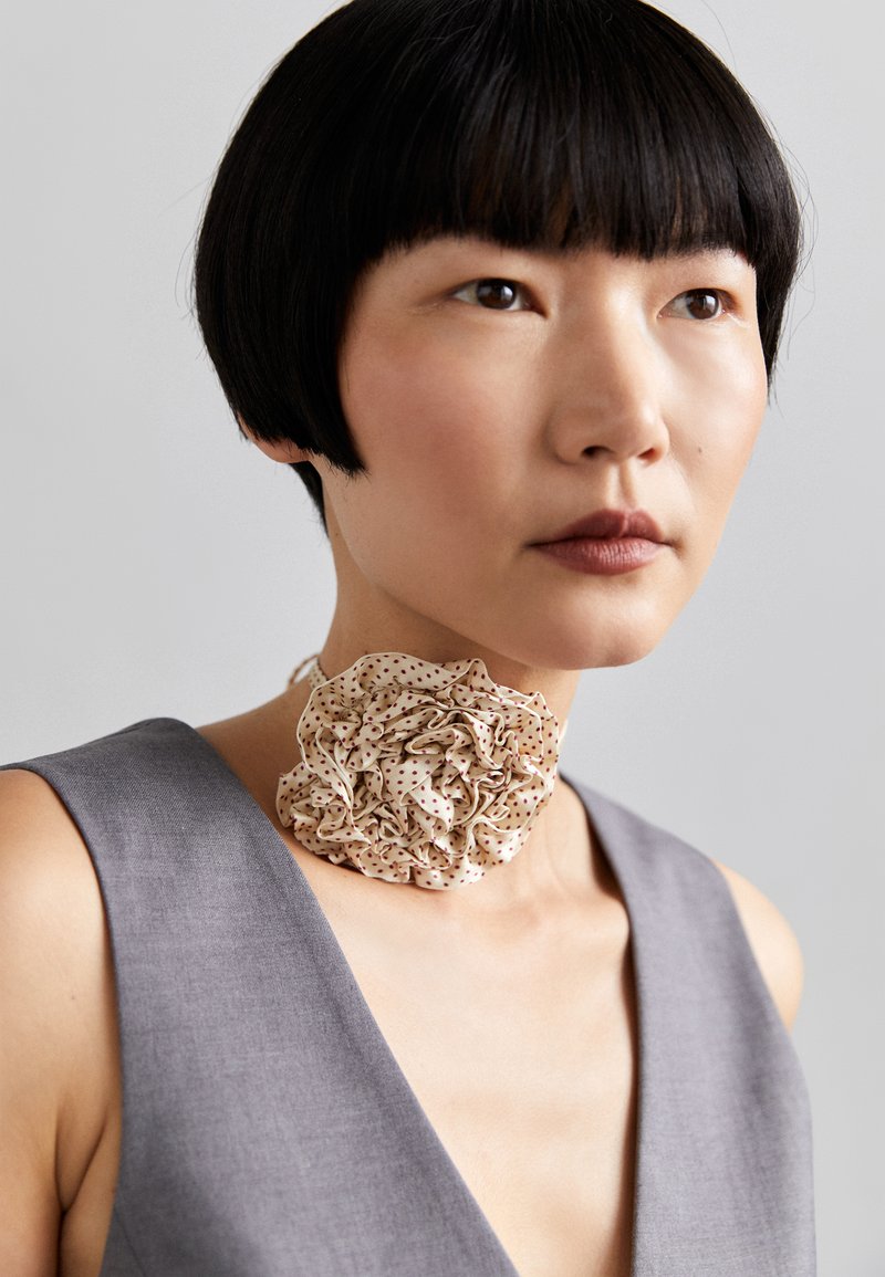 DESIGNERS REMIX LILIAN ROSETTE - Halskette - cream/red/sand - Zalando.ch