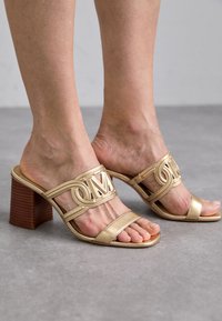 MICHAEL Michael Kors ALMA - Mules à talons - pale gold/doré - ZALANDO.CH