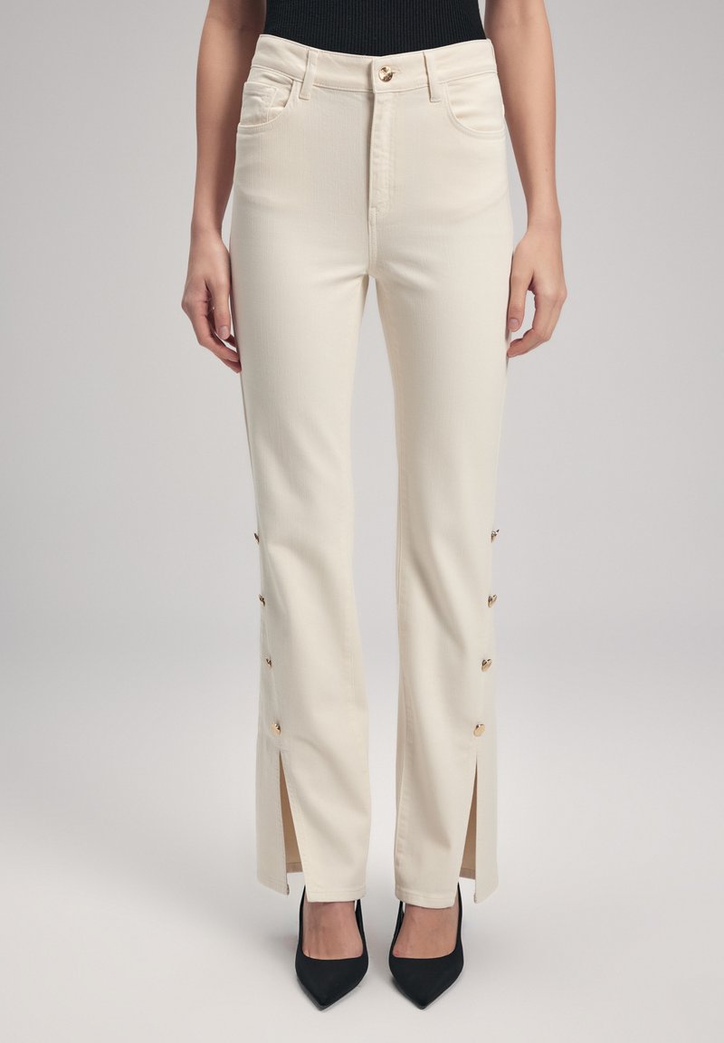 adL BUTTONED - Flared Jeans - vanilla/offwhite - Zalando.at