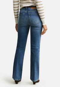 GANT FLARED STRETCH - Bootcut jeans - mid blue broken in/blue - Zalando