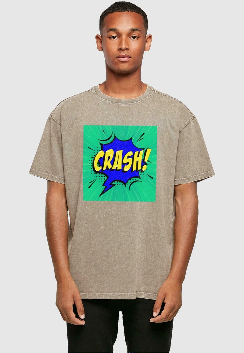 Merchcode CRASH COMIC ACID WASHED - T-Shirt print - darkkhaki/khaki ...
