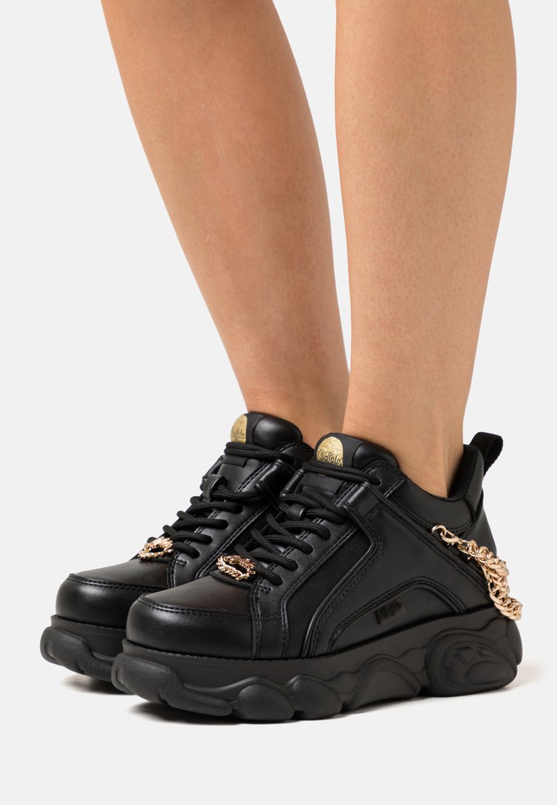 Buffalo CORIN CHAIN - Trainers - black/gold/black - Zalando.de