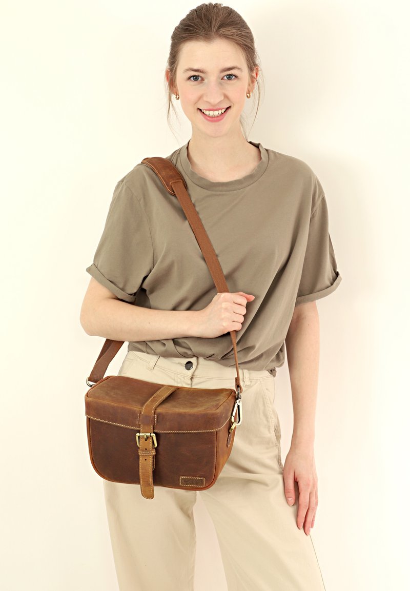 Gusti Leder ANDRE D. - Across body bag - braun/mottled brown - Zalando.ie