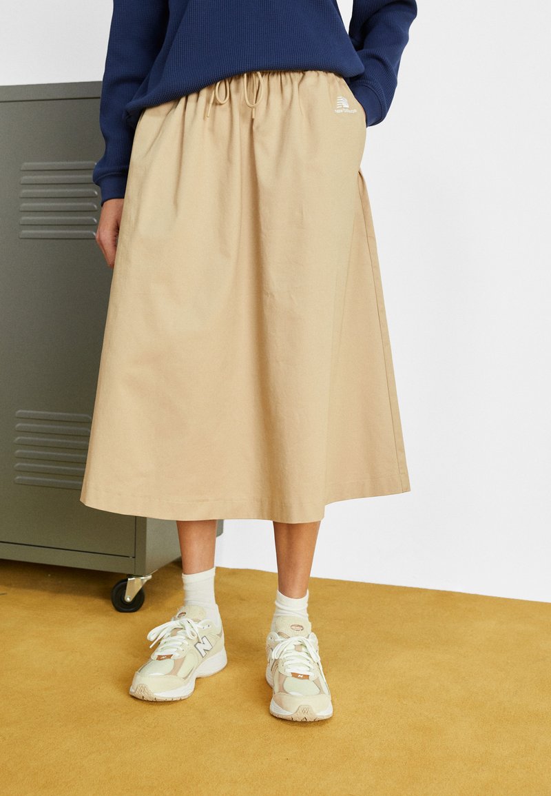 New Balance ATHLETICS ICONO GRAPHIC SKIRT - A-Linien-Rock - incense ...