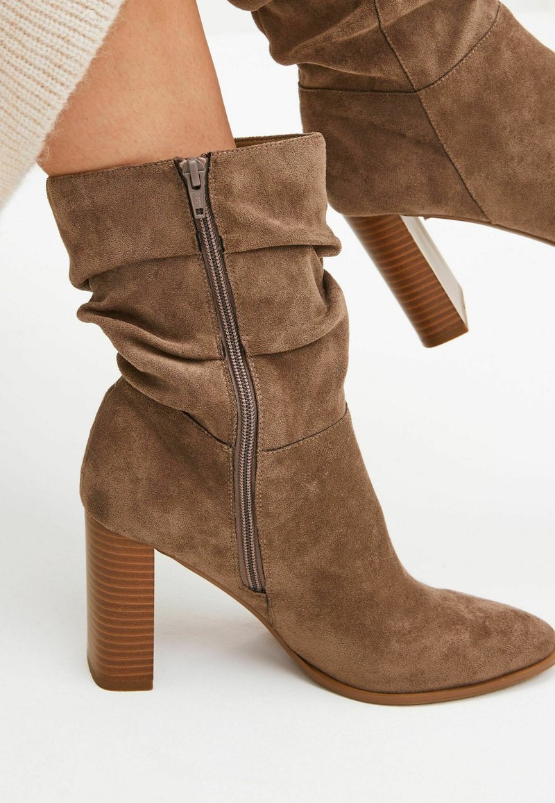 Next FOREVER COMFORTÂ® HEELED SLOUCH MIDI BOOTS - Botas - mink brown ...