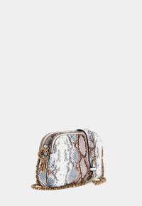 Guess BECCI MIT PRINT IN PYTHON-OPTIK - Schoudertas - hellblau ...