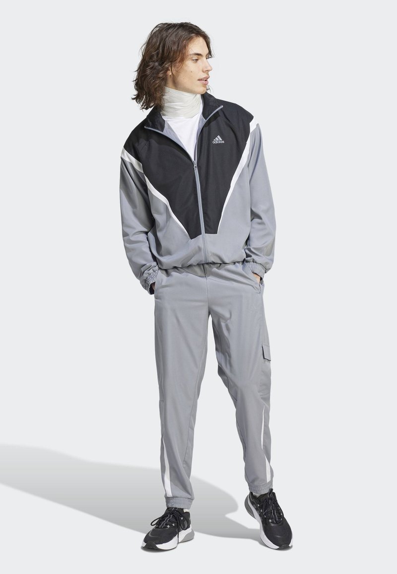 adidas Sportswear SPORTSWEAR WOVEN - Treningas - grey/black/pilka ...