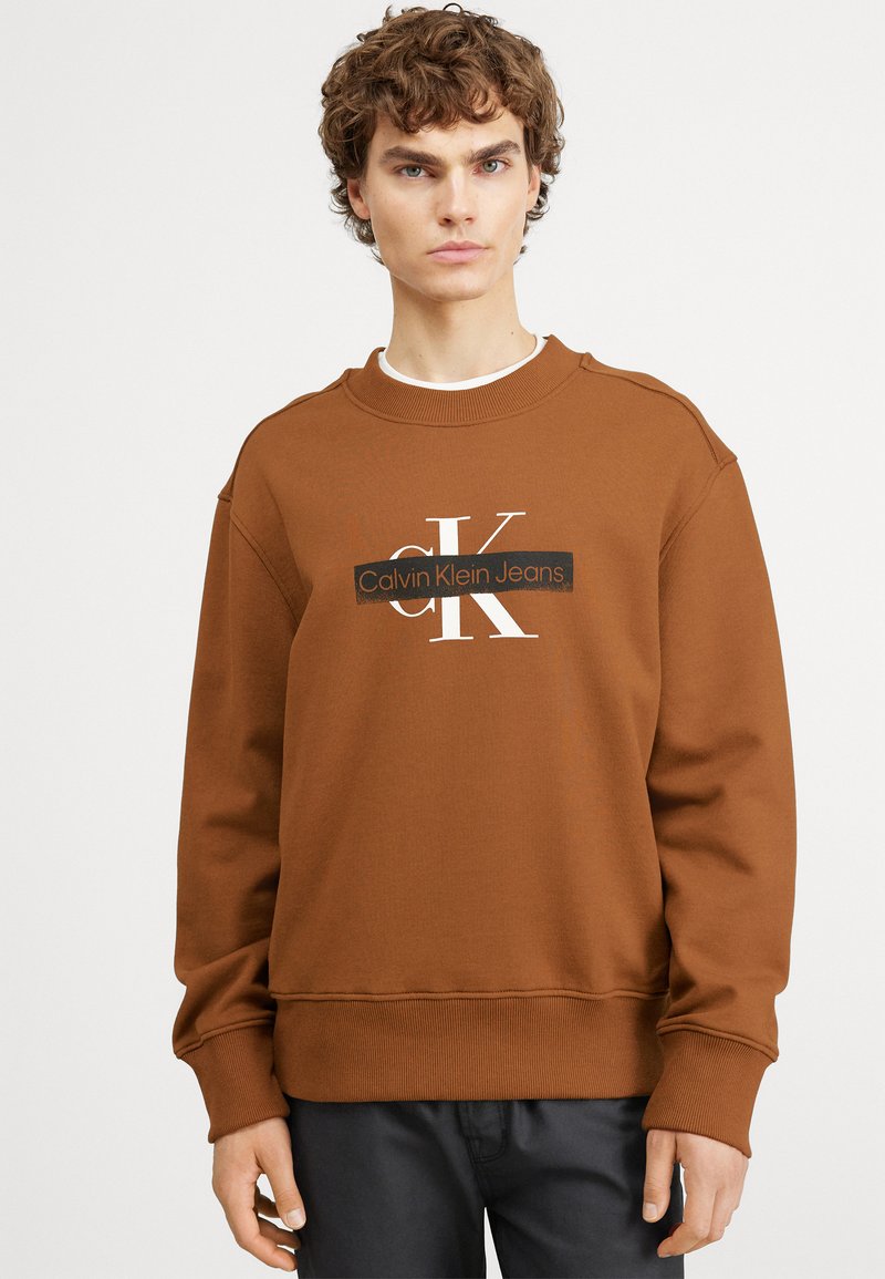 Calvin Klein Jeans MONOLOGO CREW NECK UNISEX - Sweatshirt - fudge brown ...