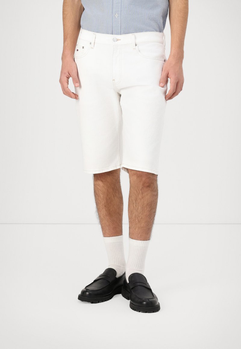 Tommy Jeans RYAN SHORT - Shorts vaqueros - denim white/blue denim ...