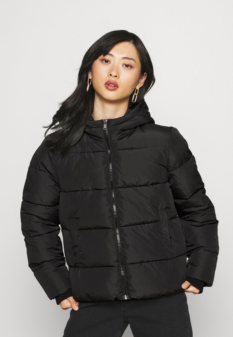 Pieces Petite PCBEE NEW SHORT PUFFER JACKET - Vinterjacka - black/svart ...