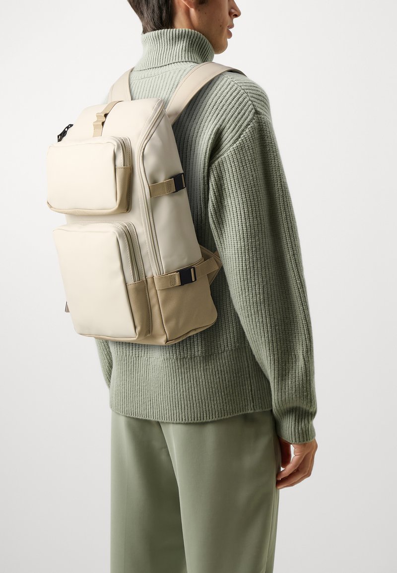 Rains TRAIL CARGO BACKPACK UNISEX - Rucksack - dune/beige - Zalando.co.uk