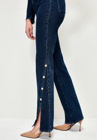 adL BUTTONED - Flared Jeans - blue/blau - Zalando.de