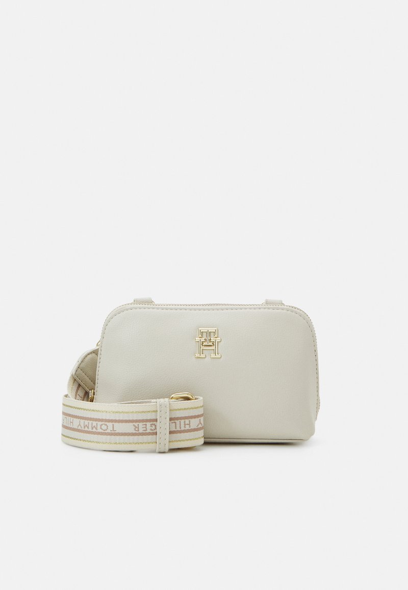Tommy Hilfiger LIFE CROSSOVER - Across body bag - feather white/off ...