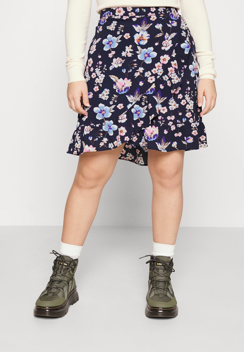 ONLY Curve ONCNOVA LUX MERLE SHORT SKIRT - Falda cruzada - sky captain iris/azul marino - Zalando.es