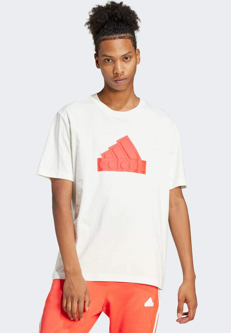 adidas Sportswear FUTURE ICONS BADGE TEE - T-Shirt print - off white/offwhite - Zalando.ch