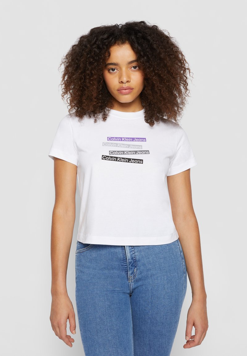 Calvin Klein Jeans EXCLUSIVE LOGO TAPE GRAPHIC BABY TEE - T-shirt imprimé - bright white/blanc ...