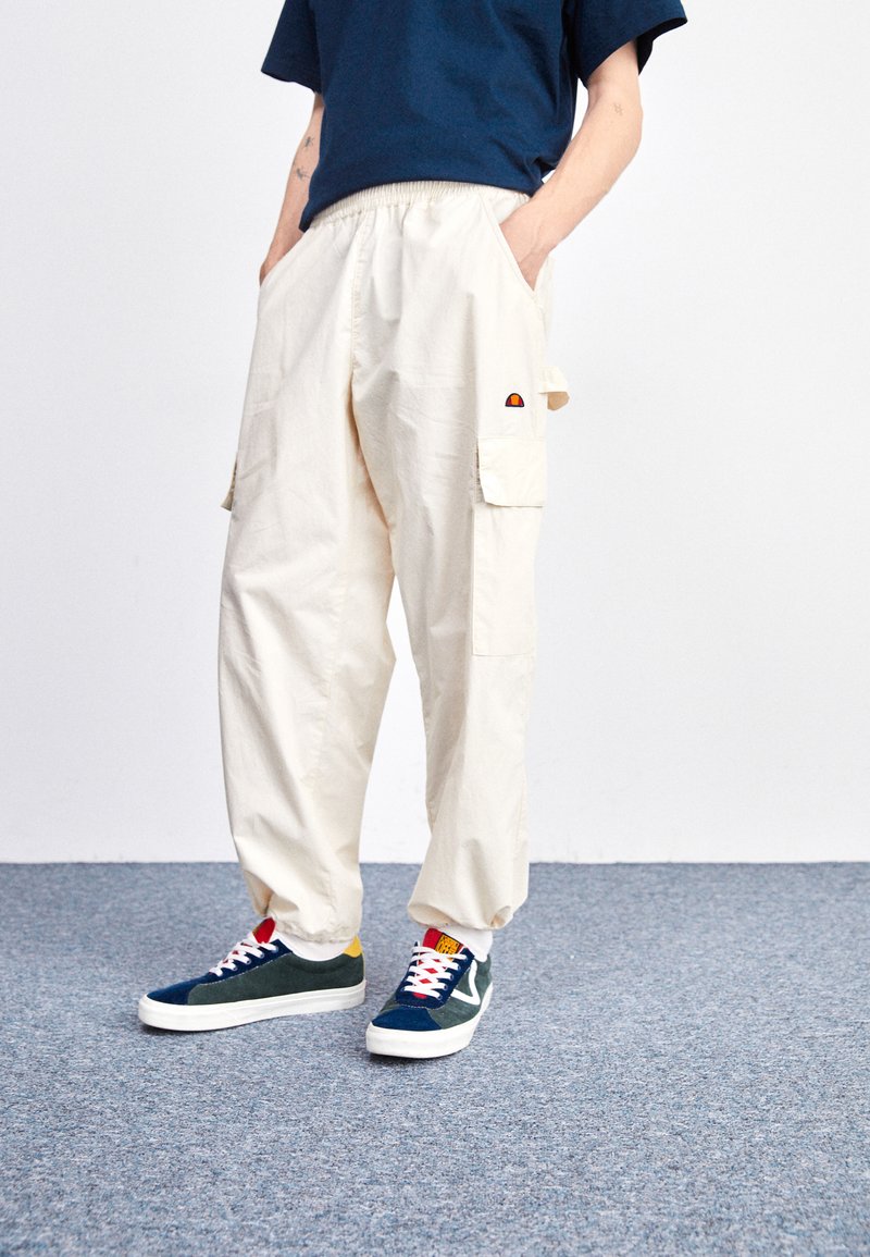 Ellesse DRILLAR PANT - Cargo trousers - off white/off-white - Zalando.de