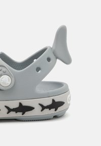 Crocs CROCBAND CRUISER SHARK UNISEX - Badesandale - light grey/grau ...