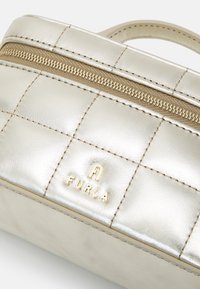 Furla FURLA CAMELIA VANITY CASE - Umhängetasche - champagne/goldfarben ...