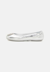 Tory Burch MINNIE TRAVEL BALLET WITH PAVE LOGO - Ballerinaskor - silver ...