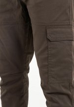 bee inspired RIVERO - Cargo trousers - brown - Zalando.de
