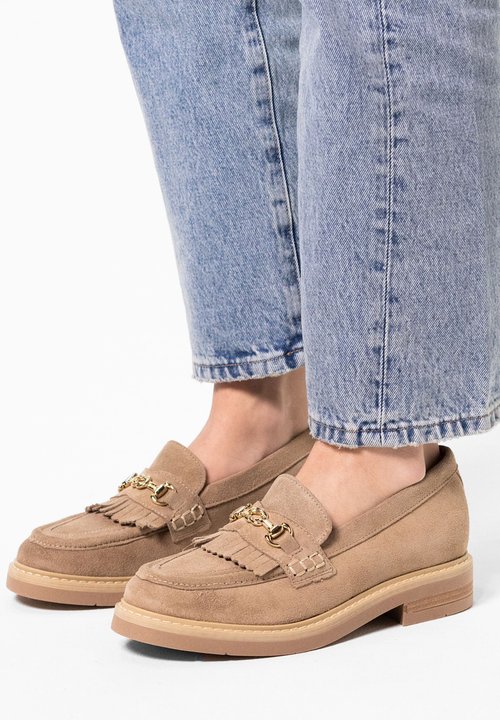 Manfield MIT GOLDFARBENER KETTE - Instappers - beige - Zalando.be