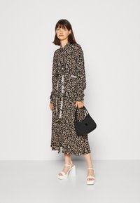 Tommy Jeans FLORAL BELTED MIDI DRESS - Robe chemise - multi-coloured ...