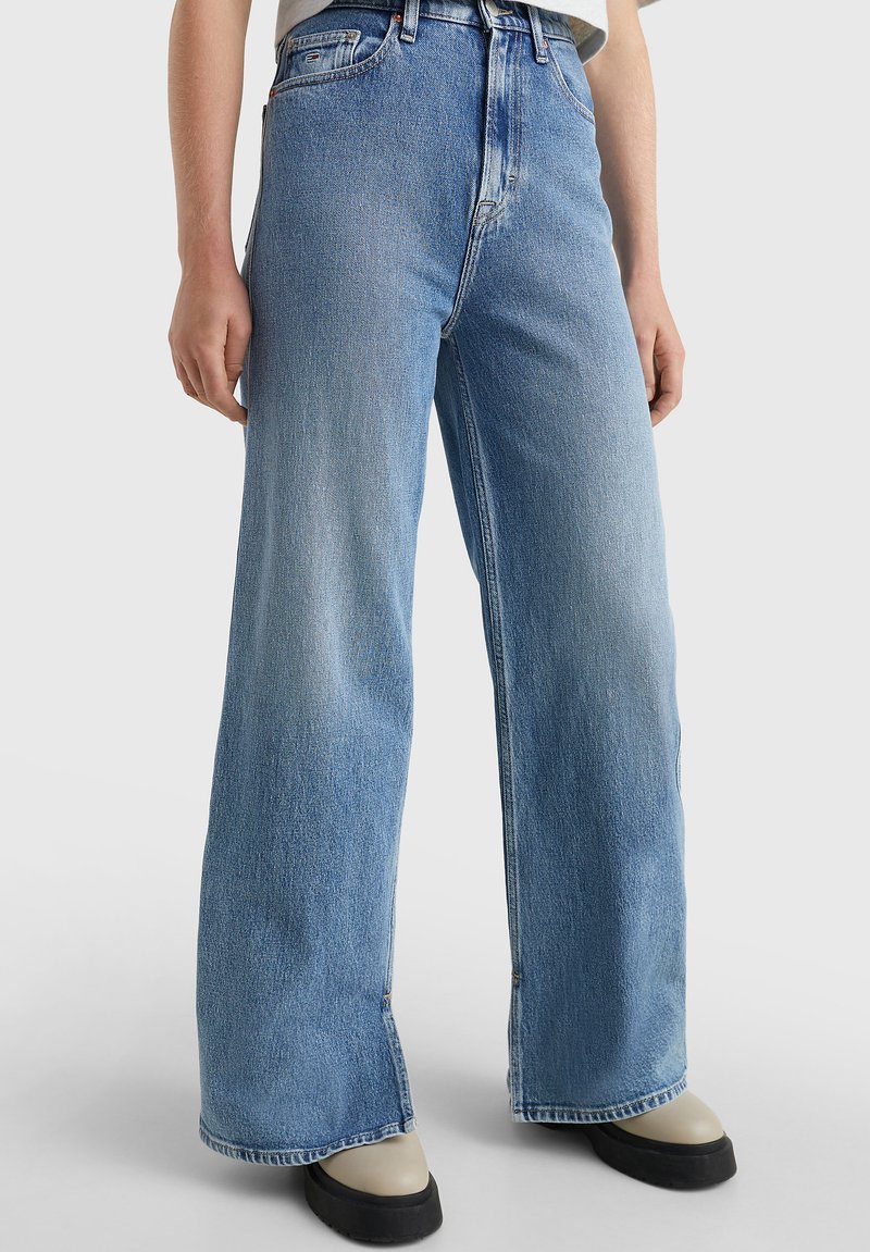 Tommy Jeans CLAIRE HR WIDE SPLIT HEM - Jean boyfriend - denim light ...