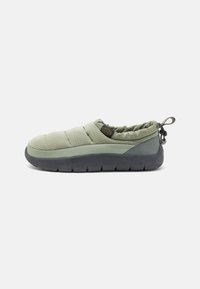 Lacoste SERVE SLIPPER 224 - Slippers - light green/dark grey/green ...