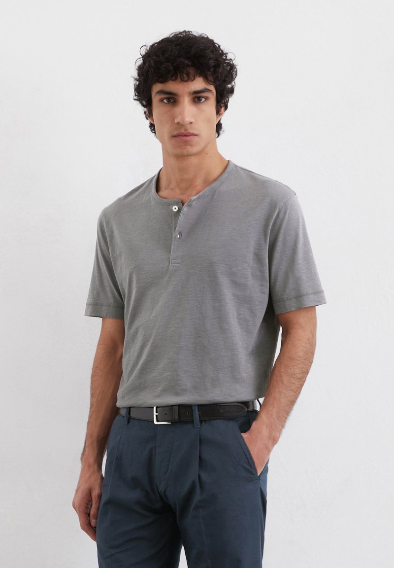 Marc O'Polo HENLEY REGULAR AUS SOFTEM - Basic T-shirt - berlin breeze ...