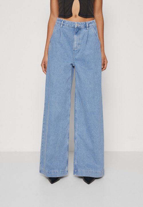 GAP WIDE LEG SUSAN - Jeans Relaxed Fit - light wash/rinsed denim ...