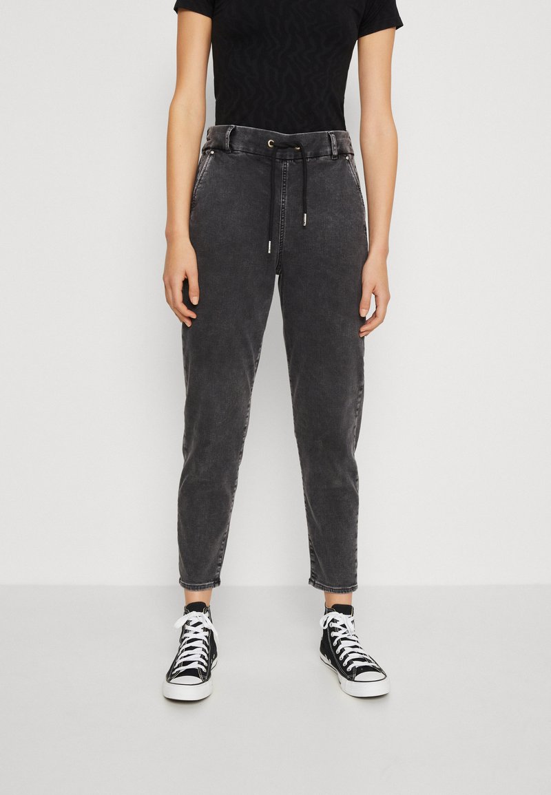 ONLY ONLBLUSH POPTRASH EASY BOX - Jeans Tapered Fit - black denim ...