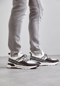 Versace Jeans Couture FONDO DYNAMIC - Trainers - white/black/white ...