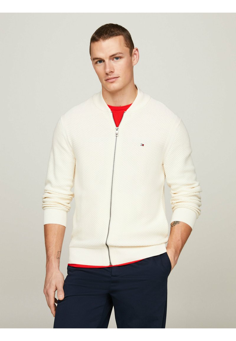 Tommy Hilfiger OVAL STRUCTURE BASEBALL - Vest - calico/beige - Zalando.nl
