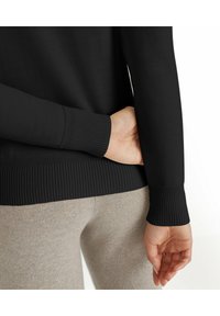 FALKE Basic V-Neck Jersey Cotton-blend - Strickpullover - black/schwarz ...