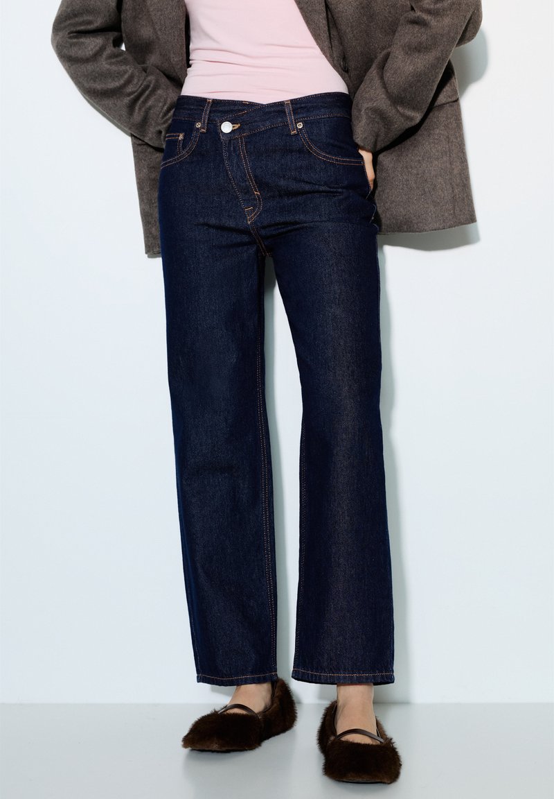 PULL&BEAR WITH CROSSOVER WAISTBAND - Straight leg jeans - dark-blue ...