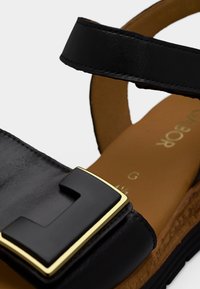 Gabor Comfort Platform sandals - schwarz/gold-coloured/black - Zalando