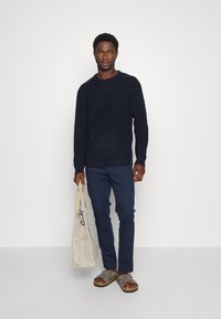 Selected Homme VINCE LS BUBBLE CREW NECK W NOOS - Trui - salute/gemêleerd donkerblauw - Zalando.nl