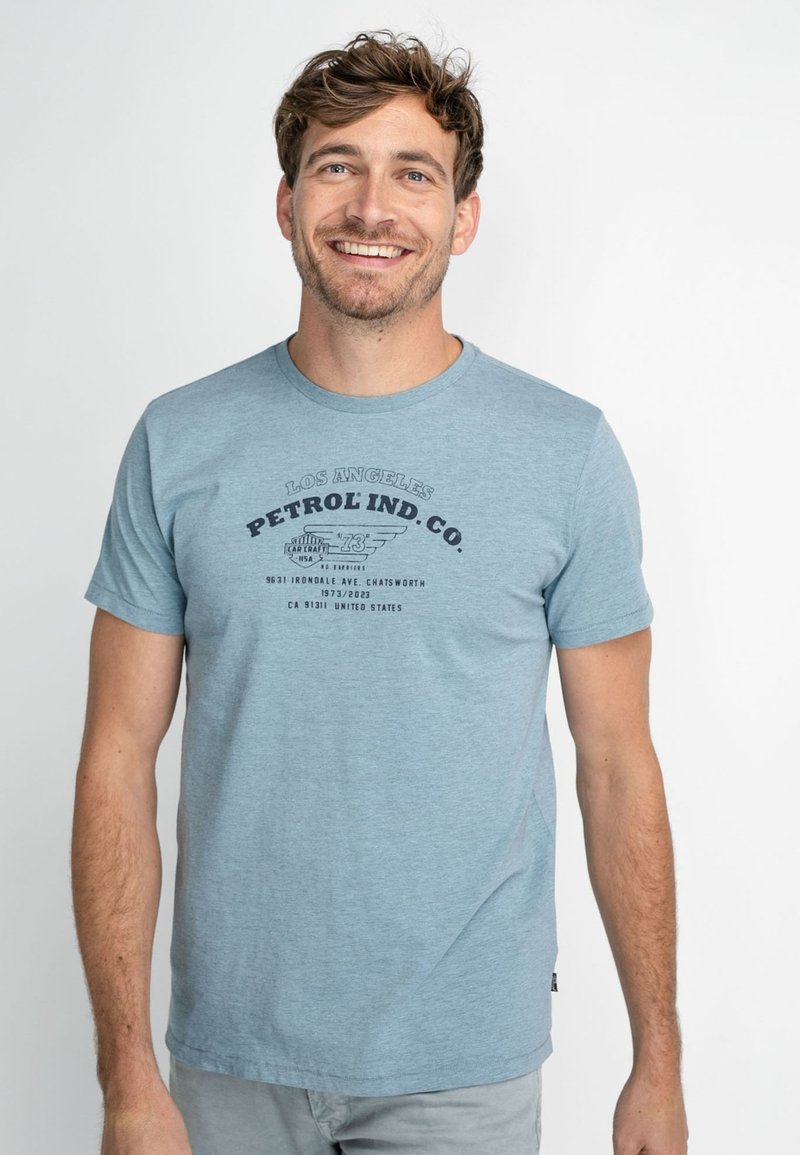 Petrol Industries IRONDALE - Print T-shirt - dusty blue/blue - Zalando.de