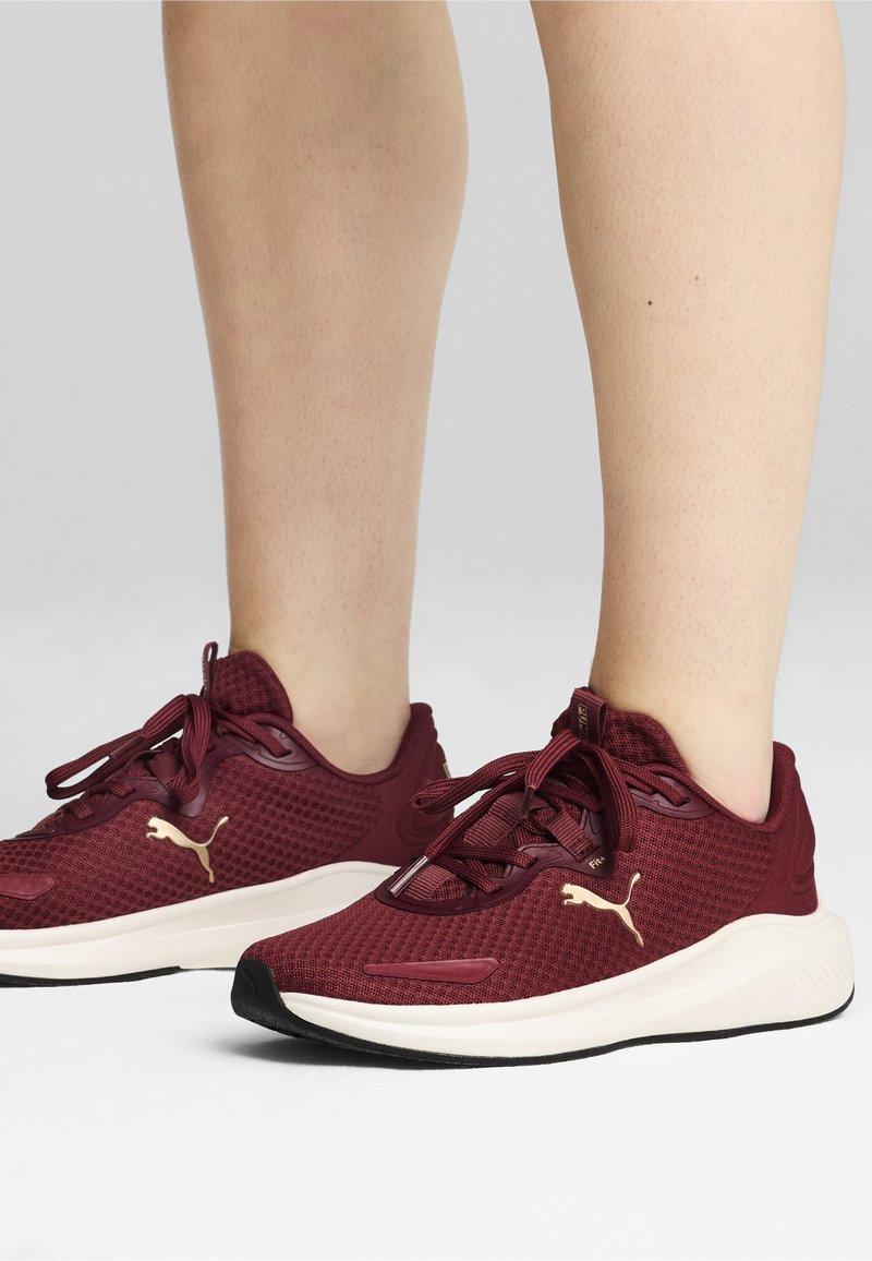 Puma SKYROCKET LITE ALT - Neutral running shoes - team regal red- gold ...