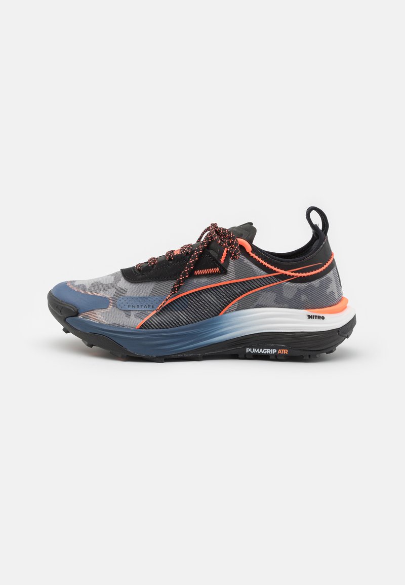 Puma VOYAGE NITRO 3 - Løpesko for mark - inky blue/black/neon sun/svart ...